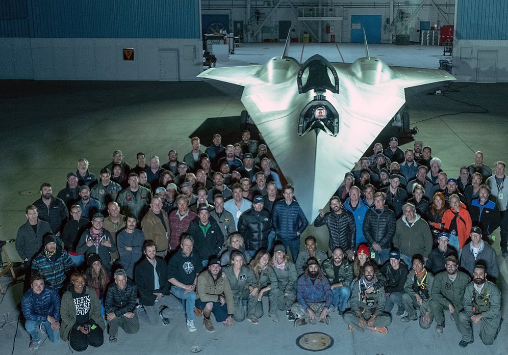 익스트림무비 - '탑건 매버릭' 캐스트가 올린 전체 크루와 다크스타 단체샷 & 탐 크루즈 비하인드샷