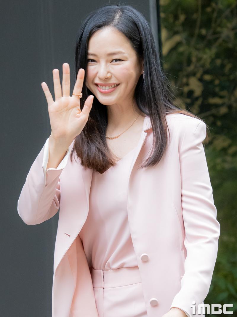 익스트림무비 - 이하늬 JTBC '뉴스룸' 출근길 사진