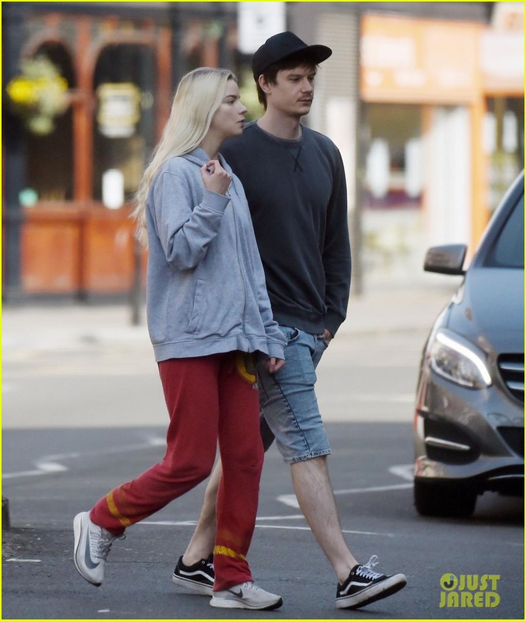 익스트림무비 - 안야 테일러 조이와 남친 모습