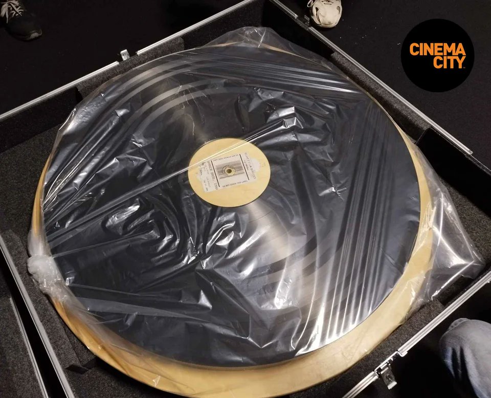 익스트림무비 - ‘오펜하이머‘ 프라하 극장 IMAX 필름 도착샷