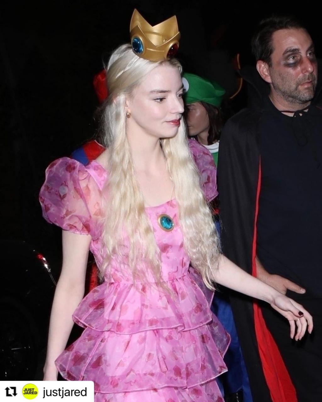 익스트림무비 - 안야 테일러 조이 슈퍼 마리오 피치공주 할로윈 의상 사진