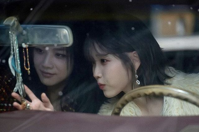 익스트림무비 - 탕웨이 팀 공식 인스타에 아이유 앨범, 비하인드샷