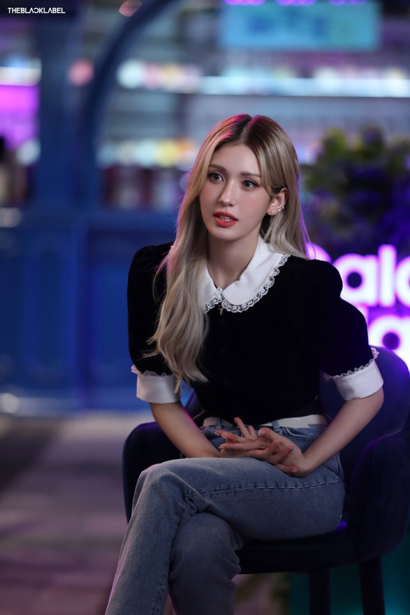 익스트림무비 - I.O.I 전소미 01.19 Cafe Update - Hello 2023