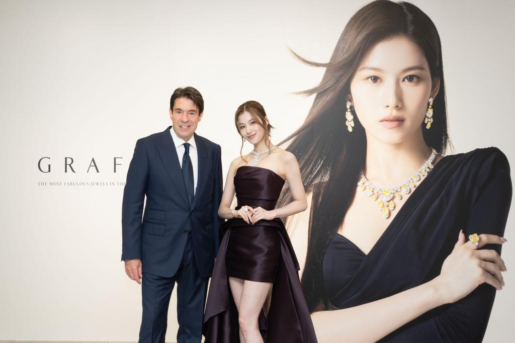 익스트림무비 - 트와이스 사나 그라프 긴자 본점 2주년 기념 행사 / 전소미(Jeon Somi) '2023 마마 어워즈' 미디어 데이